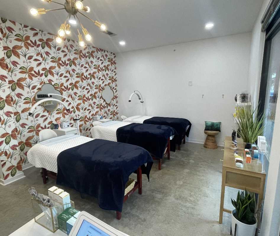 D Gal Sugar And Lash Studio